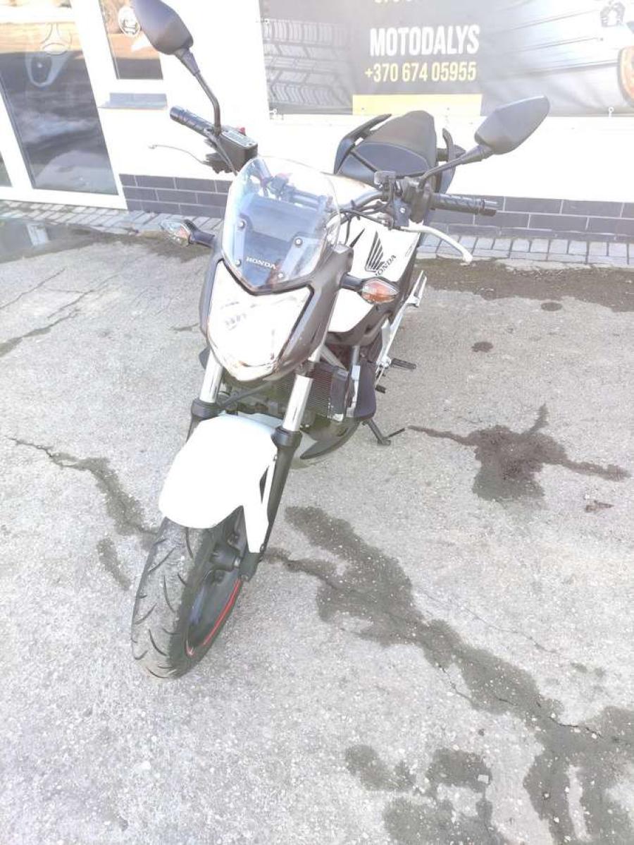 White Honda NC 2013 in Panevezys, with an engine capacity of 0.70 L and mileage of 32 thousand km for 2950 €, photo 6 on AUTOMOTO.COM.LV