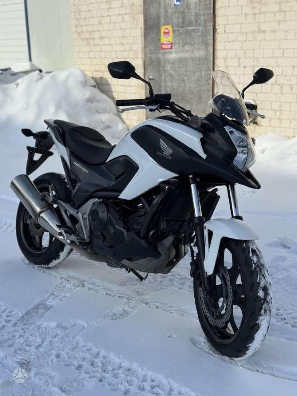 White Honda NC 2014 in Kaunas, with an engine capacity of 0.75 L and mileage of 35 thousand km for 3400 €, photo 1 on AUTOMOTO.COM.LV