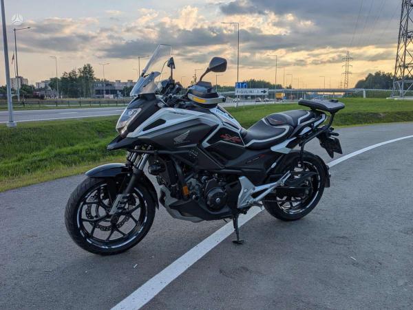 White Honda NC 2020 in Kaunas, with an engine capacity of 0.75 L and mileage of 30 thousand km for 6500 €, photo 1 on AUTOMOTO.COM.LV