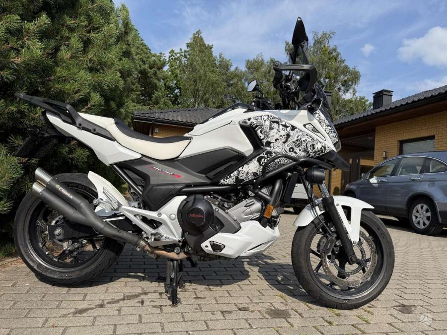 White Honda NC 2020 in Kaunas, with an engine capacity of 0.75 L and mileage of 9 thousand km for 6500 €, photo 3 on AUTOMOTO.COM.LV
