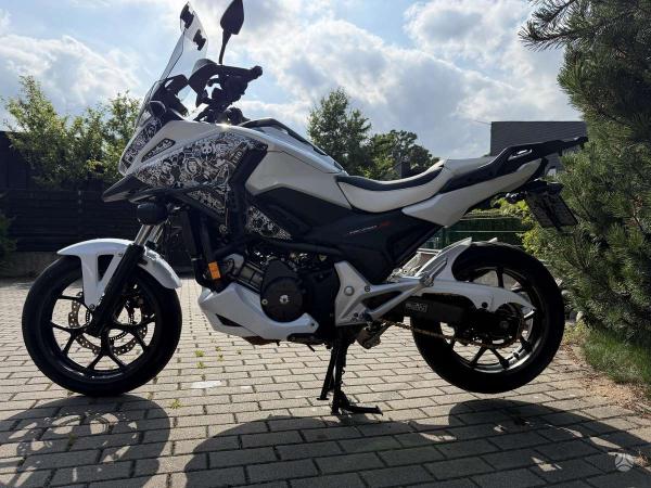 White Honda NC 2020 in Kaunas, with an engine capacity of 0.75 L and mileage of 9 thousand km for 6500 €, photo 3 on AUTOMOTO.COM.LV