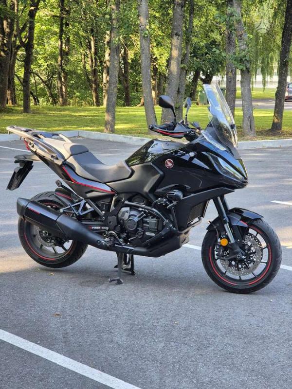 Black Honda NT 1100 2022 in Kaunas, with an engine capacity of 1.10 L and mileage of 13 thousand km for 10500 €, photo 2 on AUTOMOTO.COM.LV