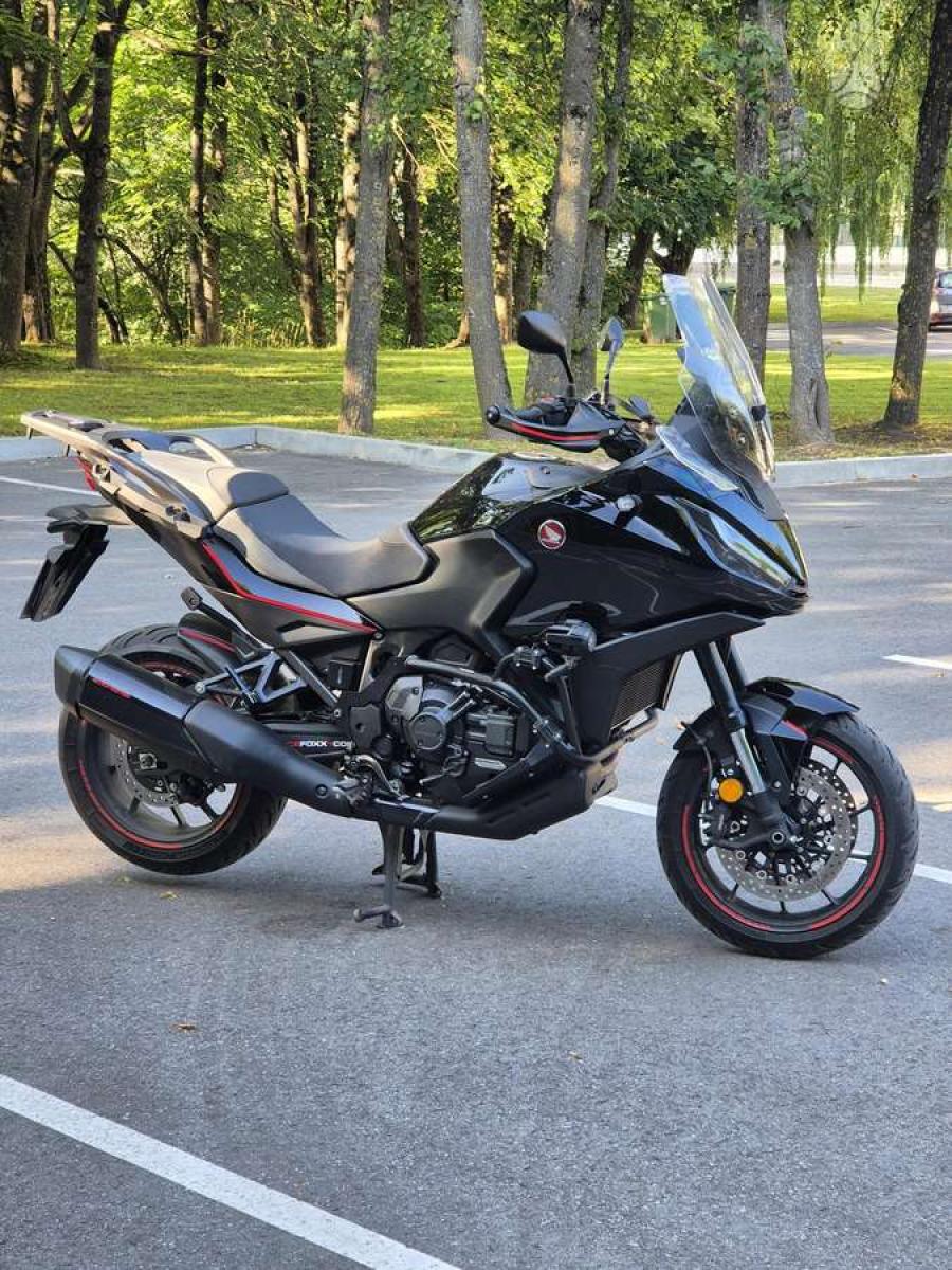 Black Honda NT 1100 2022 in Kaunas, with an engine capacity of 1.10 L and mileage of 13 thousand km for 10500 €, photo 3 on AUTOMOTO.COM.LV