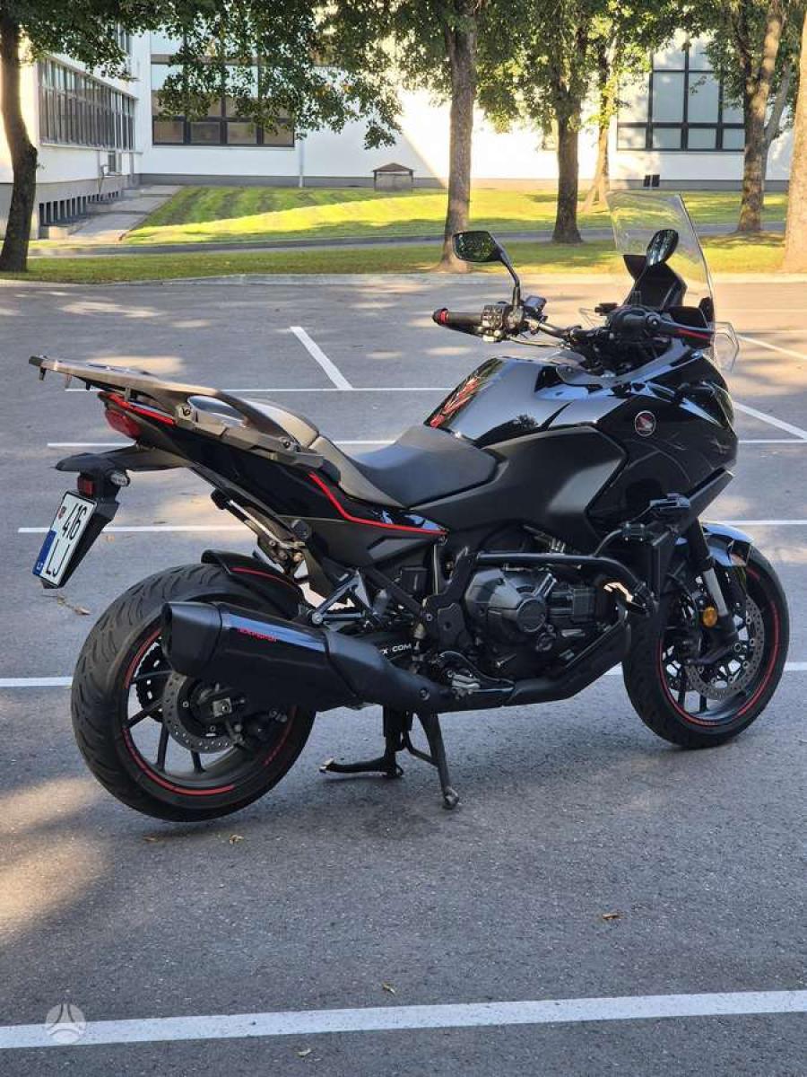 Black Honda NT 1100 2022 in Kaunas, with an engine capacity of 1.10 L and mileage of 13 thousand km for 10500 €, photo 4 on AUTOMOTO.COM.LV