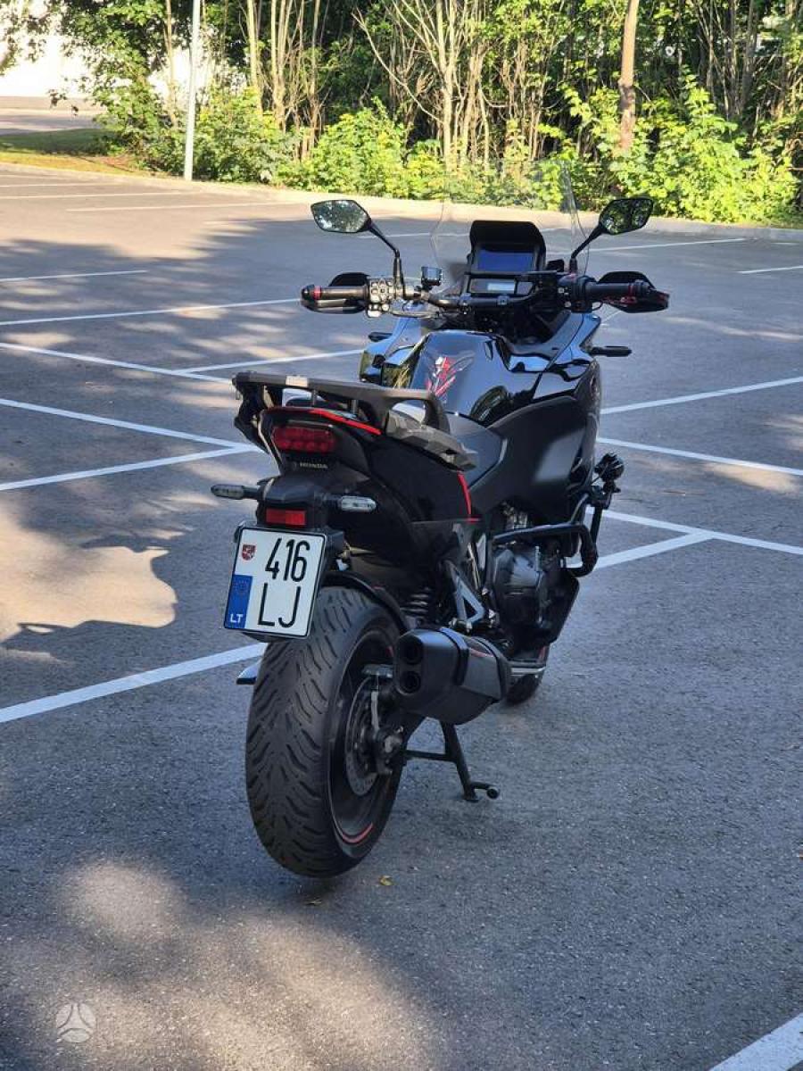 Black Honda NT 1100 2022 in Kaunas, with an engine capacity of 1.10 L and mileage of 13 thousand km for 10500 €, photo 5 on AUTOMOTO.COM.LV
