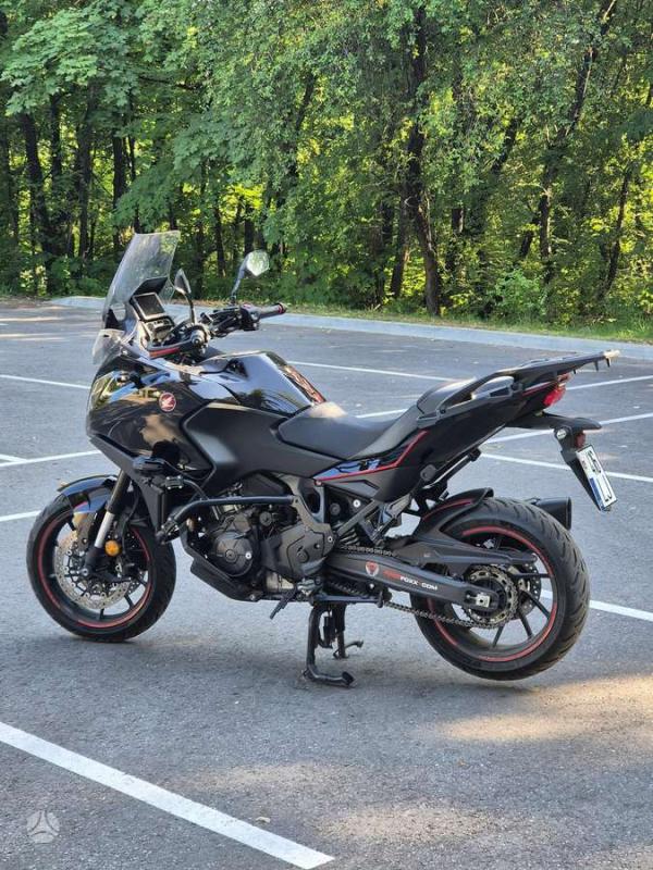 Black Honda NT 1100 2022 in Kaunas, with an engine capacity of 1.10 L and mileage of 13 thousand km for 10500 €, photo 6 on AUTOMOTO.COM.LV