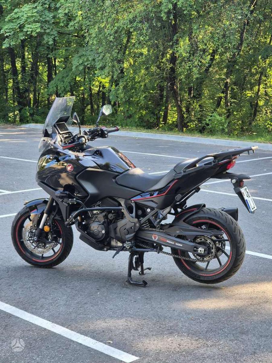 Black Honda NT 1100 2022 in Kaunas, with an engine capacity of 1.10 L and mileage of 13 thousand km for 10500 €, photo 7 on AUTOMOTO.COM.LV