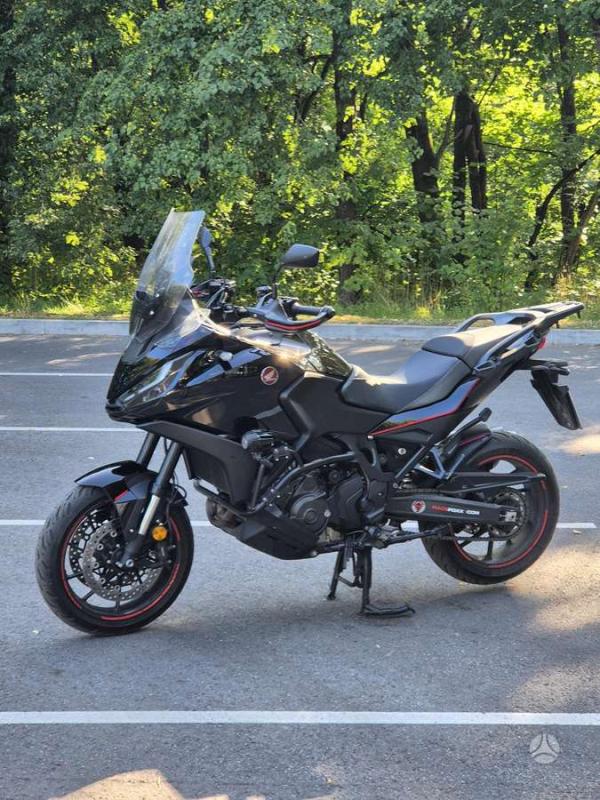 Black Honda NT 1100 2022 in Kaunas, with an engine capacity of 1.10 L and mileage of 13 thousand km for 10500 €, photo 7 on AUTOMOTO.COM.LV