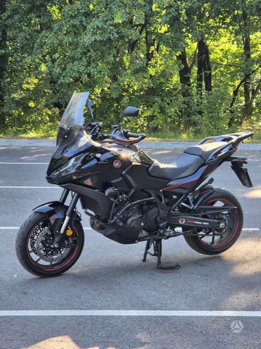 Black Honda NT 1100 2022 in Kaunas, with an engine capacity of 1.10 L and mileage of 13 thousand km for 10500 €, photo 8 on AUTOMOTO.COM.LV