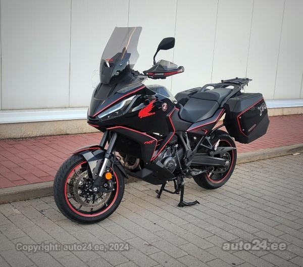 Black Honda NT 1100 2023 in Tallinn, with an engine capacity of 1.10 L and mileage of 18 thousand km for 10900 €, photo 3 on AUTOMOTO.COM.LV