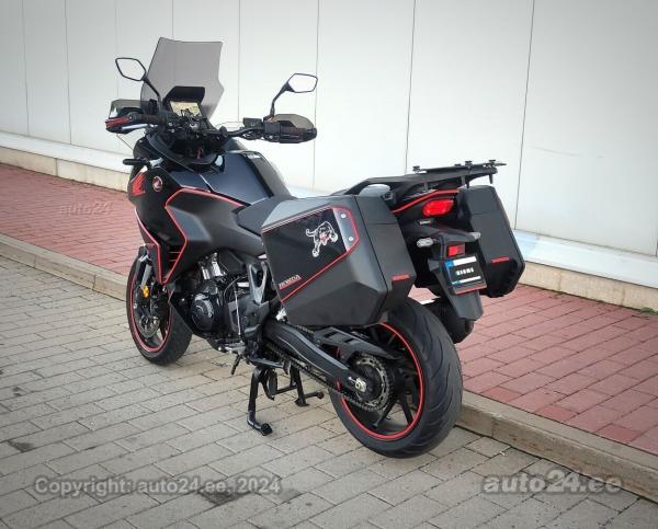 Black Honda NT 1100 2023 in Tallinn, with an engine capacity of 1.10 L and mileage of 18 thousand km for 10900 €, photo 6 on AUTOMOTO.COM.LV