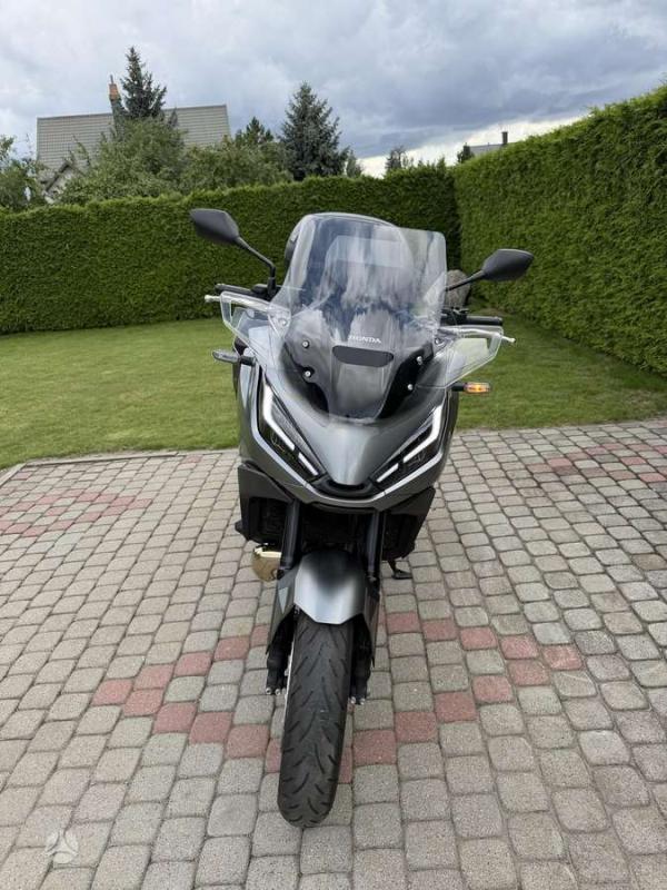 Grey Honda NT 1100 2024 in Marijampole, with an engine capacity of 1.08 L and mileage of 5 thousand km for 10850 €, photo 2 on AUTOMOTO.COM.LV