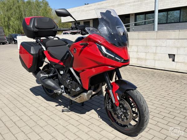 Красный Хонда NT 1100 2023 в Вильнюс, объемом двигателя 1.08 л и пробегом 26 тыс. км за 10500 €, фото 3 на AUTOMOTO.COM.LV