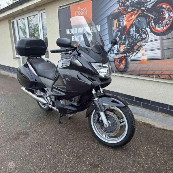 Melns Honda NT 2006 Panevēža, ar dzinēja tilpumu 0.70 L un nobraukumu 85 tūkst. km par 2750 €, foto 1 vietnē AUTOMOTO.COM.LV