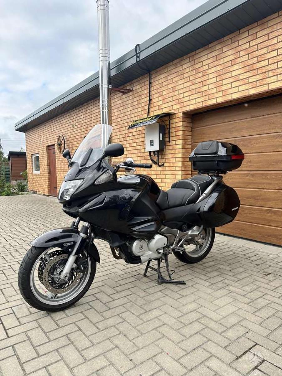 Black Honda NT 2011 in Vilkaviskis, with an engine capacity of 0.68 L and mileage of 33 thousand km for 3500 €, photo 1 on AUTOMOTO.COM.LV