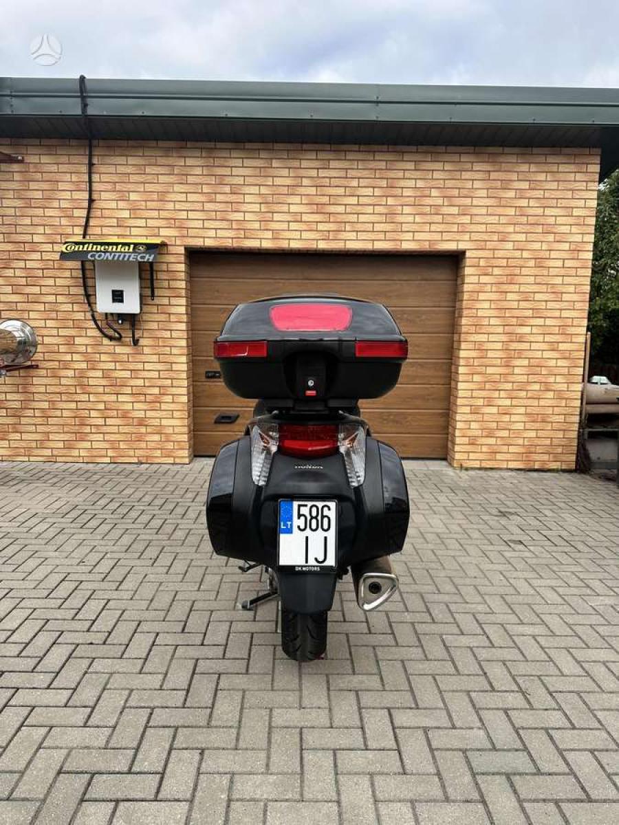Black Honda NT 2011 in Vilkaviskis, with an engine capacity of 0.68 L and mileage of 33 thousand km for 3500 €, photo 4 on AUTOMOTO.COM.LV