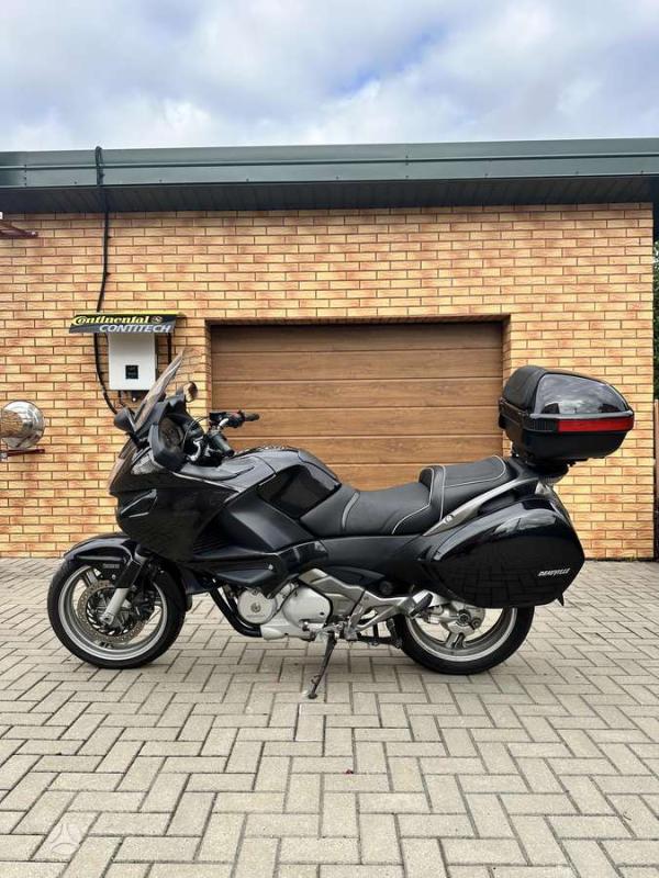 Black Honda NT 2011 in Vilkaviskis, with an engine capacity of 0.68 L and mileage of 33 thousand km for 3500 €, photo 4 on AUTOMOTO.COM.LV