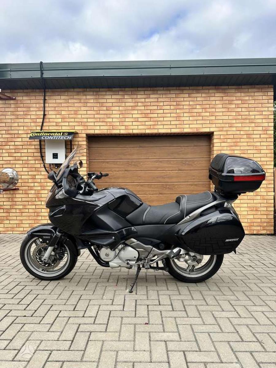 Black Honda NT 2011 in Vilkaviskis, with an engine capacity of 0.68 L and mileage of 33 thousand km for 3500 €, photo 5 on AUTOMOTO.COM.LV