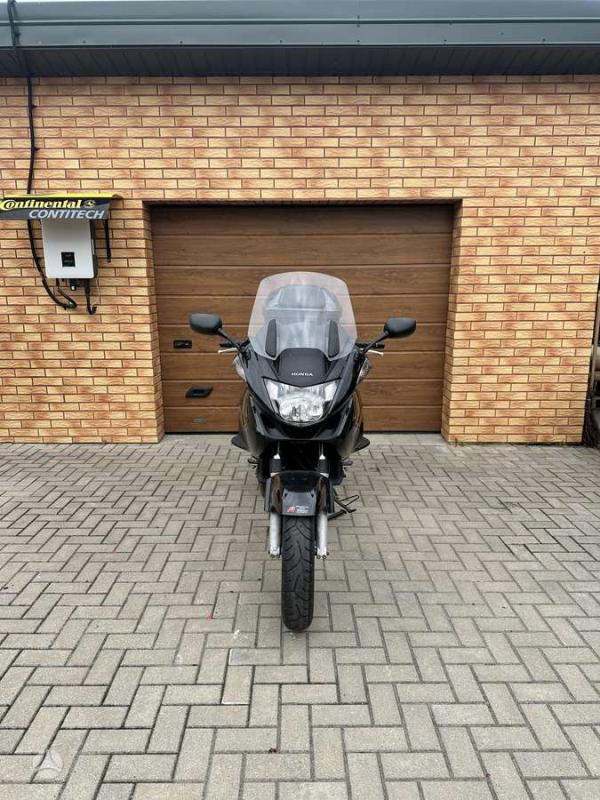 Black Honda NT 2011 in Vilkaviskis, with an engine capacity of 0.68 L and mileage of 33 thousand km for 3500 €, photo 5 on AUTOMOTO.COM.LV