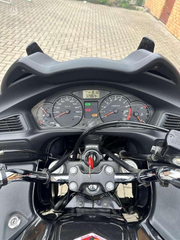 Black Honda NT 2011 in Vilkaviskis, with an engine capacity of 0.68 L and mileage of 33 thousand km for 3500 €, photo 8 on AUTOMOTO.COM.LV
