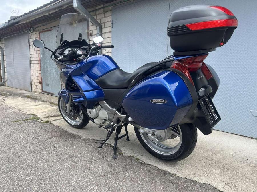 Blue Honda NT 2007 in Birstonas, with an engine capacity of 0.70 L and mileage of 43 thousand km for 3699 €, photo 7 on AUTOMOTO.COM.LV