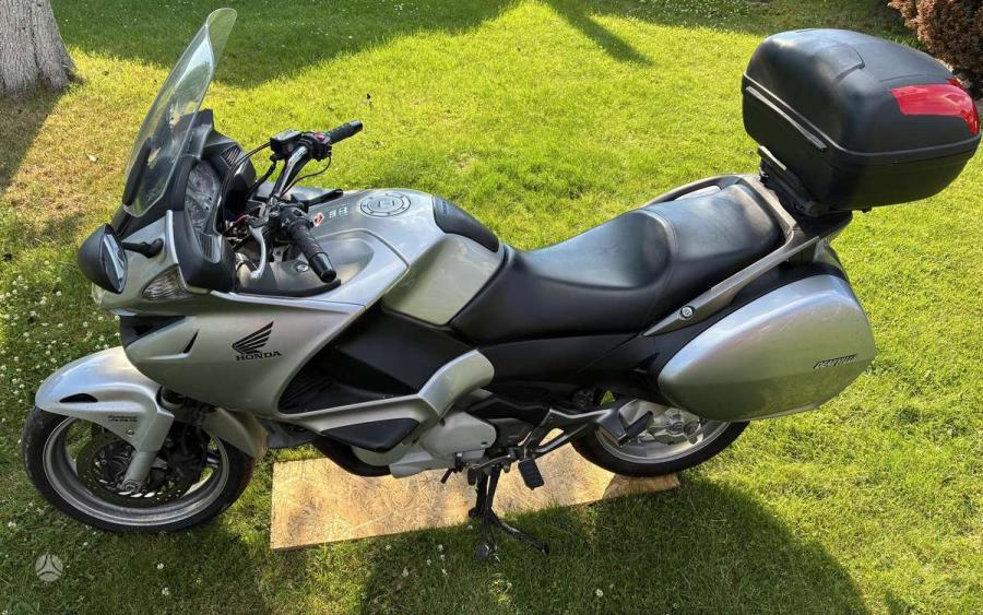 Honda NT 2010 in Vilnius, with an engine capacity of 0.68 L and mileage of 23 thousand km for 3800 €, photo 3 on AUTOMOTO.COM.LV