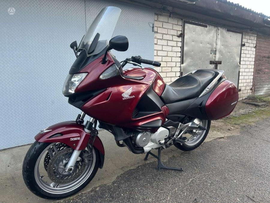 Red Honda NT 2009 in Birstonas, with an engine capacity of 0.70 L and mileage of 46 thousand km for 3150 €, photo 2 on AUTOMOTO.COM.LV