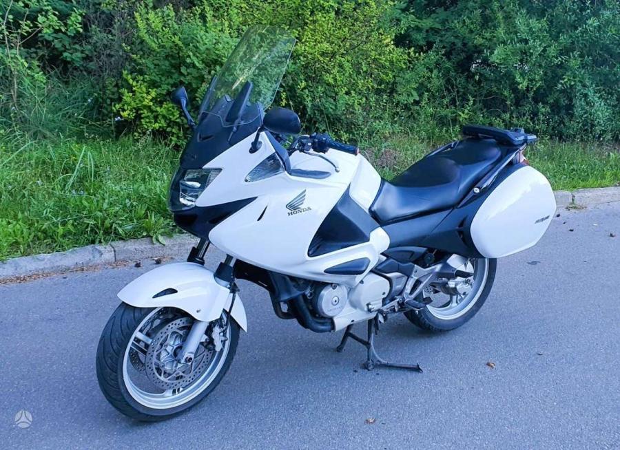 White Honda NT 2007 in Vilnius, with an engine capacity of 0.68 L and mileage of 64 thousand km for 2300 €, photo 1 on AUTOMOTO.COM.LV