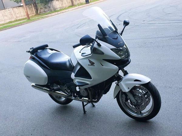 White Honda NT 2007 in Vilnius, with an engine capacity of 0.68 L and mileage of 64 thousand km for 2300 €, photo 3 on AUTOMOTO.COM.LV