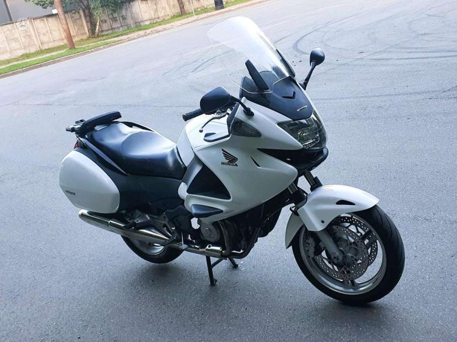 White Honda NT 2007 in Vilnius, with an engine capacity of 0.68 L and mileage of 64 thousand km for 2300 €, photo 4 on AUTOMOTO.COM.LV