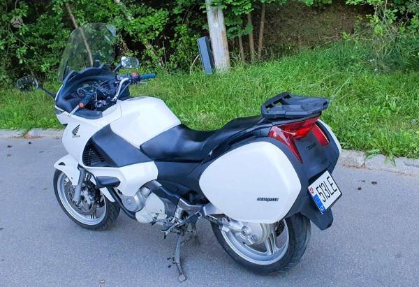 White Honda NT 2007 in Vilnius, with an engine capacity of 0.68 L and mileage of 64 thousand km for 2300 €, photo 5 on AUTOMOTO.COM.LV
