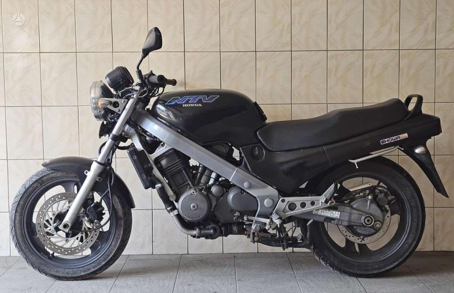 Melns Honda NTV 1994 Viļņa, ar dzinēja tilpumu 0.65 L un nobraukumu 91 tūkst. km par 730 €, foto 3 vietnē AUTOMOTO.COM.LV