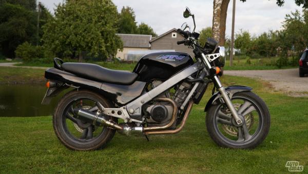 Melns Honda NTV 1994 Radviliškis, ar dzinēja tilpumu 0.65 L un nobraukumu 872 tūkst. km par 950 €, foto 3 vietnē AUTOMOTO.COM.LV