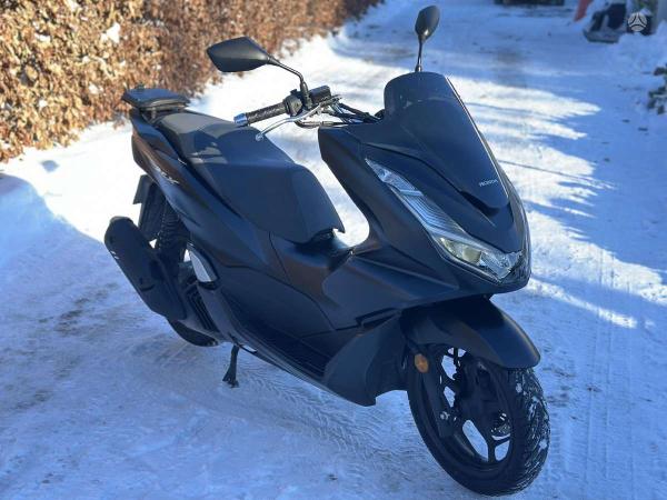 Melns Honda PCX 2022 Šauļi, ar dzinēja tilpumu 0.13 L un nobraukumu 11 tūkst. km par 2390 €, foto 1 vietnē AUTOMOTO.COM.LV