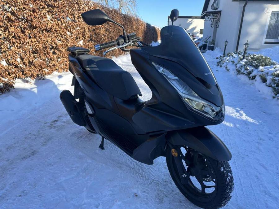 Black Honda PCX 2022 in Siauliai, with an engine capacity of 0.13 L and mileage of 11 thousand km for 2390 €, photo 2 on AUTOMOTO.COM.LV