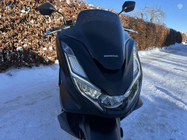 Melns Honda PCX 2022 Šauļi, ar dzinēja tilpumu 0.13 L un nobraukumu 11 tūkst. km par 2390 €, foto 3 vietnē AUTOMOTO.COM.LV