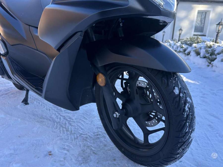 Black Honda PCX 2022 in Siauliai, with an engine capacity of 0.13 L and mileage of 11 thousand km for 2390 €, photo 4 on AUTOMOTO.COM.LV