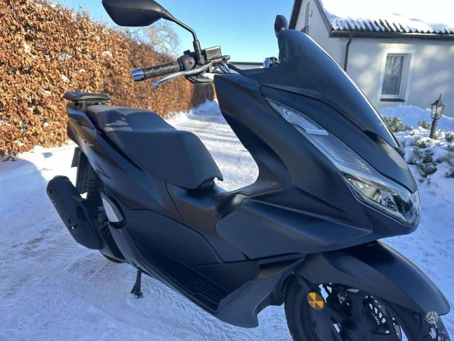 Black Honda PCX 2022 in Siauliai, with an engine capacity of 0.13 L and mileage of 11 thousand km for 2390 €, photo 5 on AUTOMOTO.COM.LV