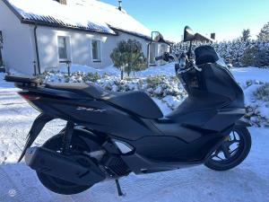 Black Honda PCX 2022 in Siauliai, with an engine capacity of 0.13 L and mileage of 11 thousand km for 2390 €, photo 6 on AUTOMOTO.COM.LV