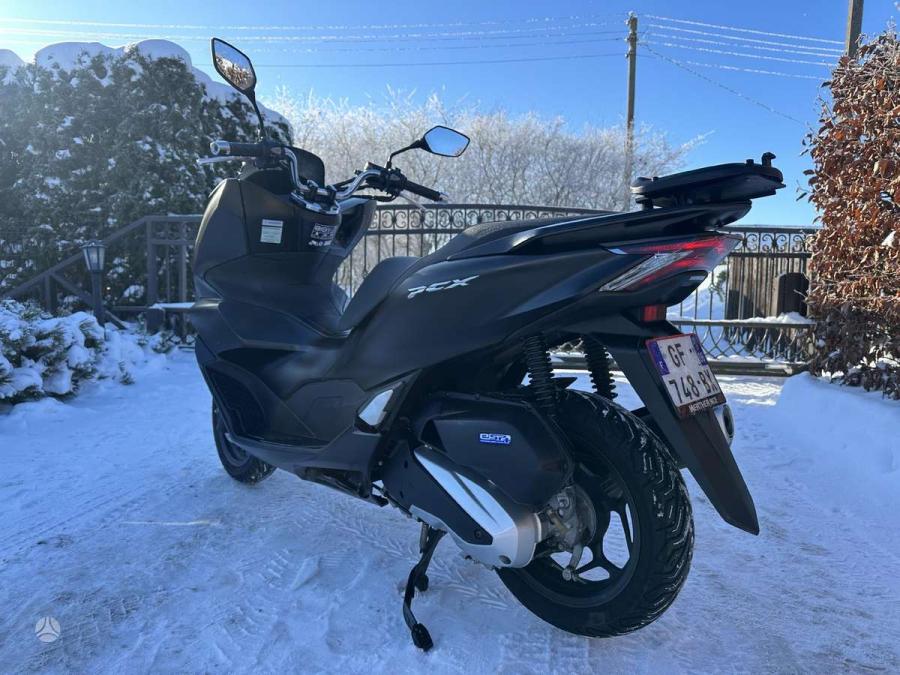 Black Honda PCX 2022 in Siauliai, with an engine capacity of 0.13 L and mileage of 11 thousand km for 2390 €, photo 10 on AUTOMOTO.COM.LV