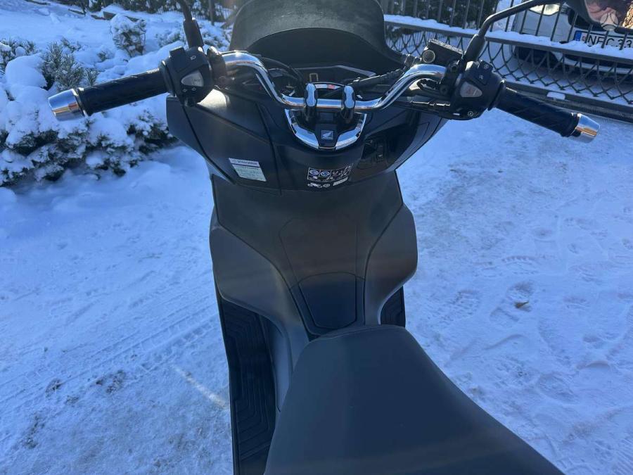 Black Honda PCX 2022 in Siauliai, with an engine capacity of 0.13 L and mileage of 11 thousand km for 2390 €, photo 14 on AUTOMOTO.COM.LV
