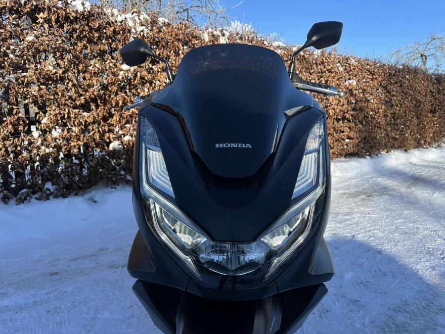 Black Honda PCX 2022 in Siauliai, with an engine capacity of 0.13 L and mileage of 11 thousand km for 2390 €, photo 15 on AUTOMOTO.COM.LV