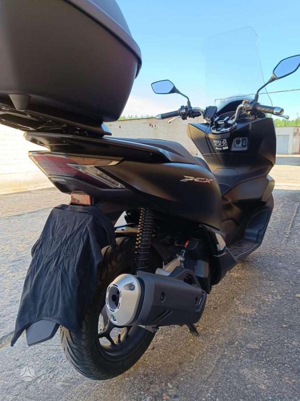 Черный Хонда PCX 2022 в Висагинас, объемом двигателя 0.13 л и пробегом 8 тыс. км за 2500 €, фото 1 на AUTOMOTO.COM.LV