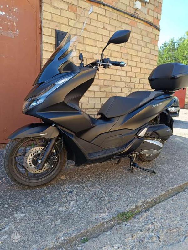 Черный Хонда PCX 2022 в Висагинас, объемом двигателя 0.13 л и пробегом 8 тыс. км за 2500 €, фото 2 на AUTOMOTO.COM.LV