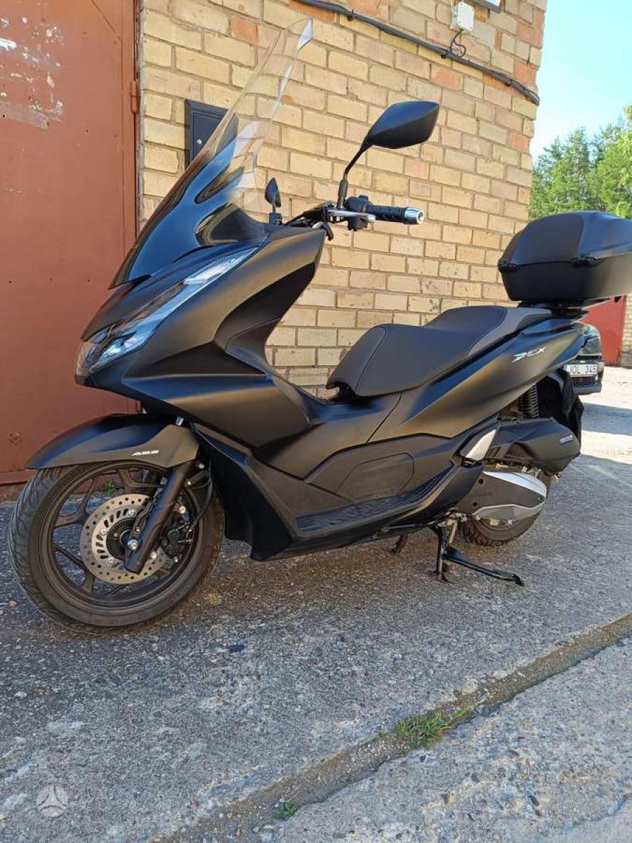 Черный Хонда PCX 2022 в Висагинас, объемом двигателя 0.13 л и пробегом 8 тыс. км за 2500 €, фото 3 на AUTOMOTO.COM.LV