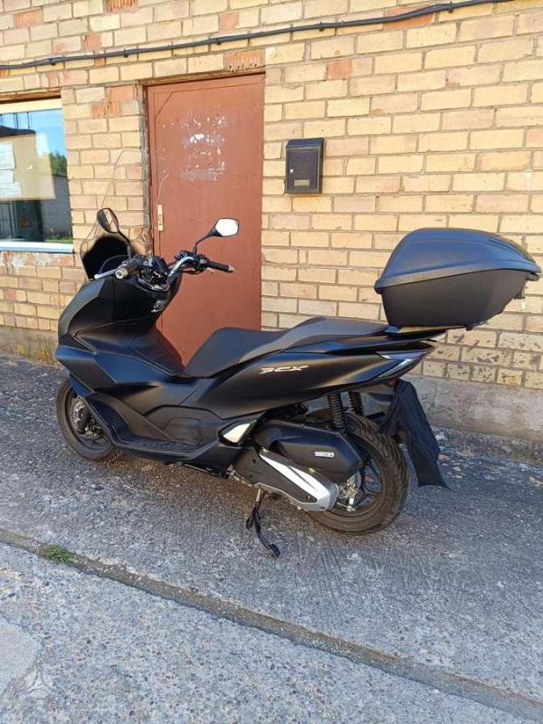 Черный Хонда PCX 2022 в Висагинас, объемом двигателя 0.13 л и пробегом 8 тыс. км за 2500 €, фото 3 на AUTOMOTO.COM.LV