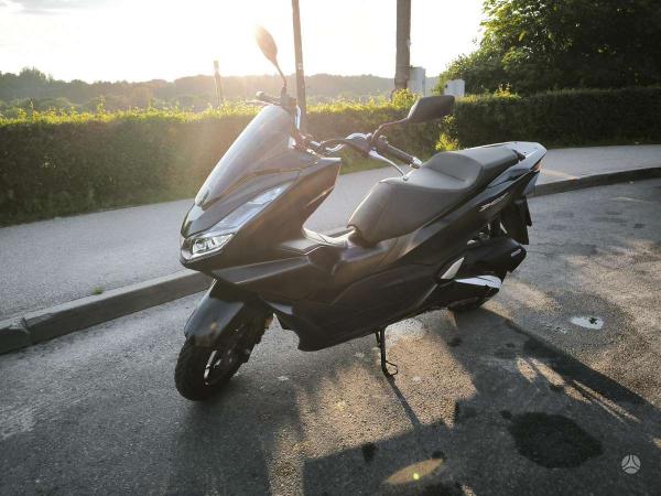 Melns Honda PCX 2023 Kauņa, ar dzinēja tilpumu 0.13 L un nobraukumu 5 tūkst. km par 2350 €, foto 1 vietnē AUTOMOTO.COM.LV