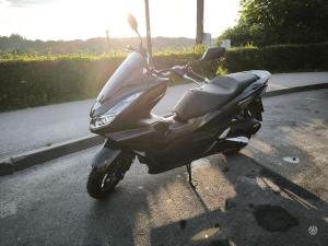 Melns Honda PCX 2023 Kauņa, ar dzinēja tilpumu 0.13 L un nobraukumu 5 tūkst. km par 2350 €, foto  vietnē AUTOMOTO.COM.LV