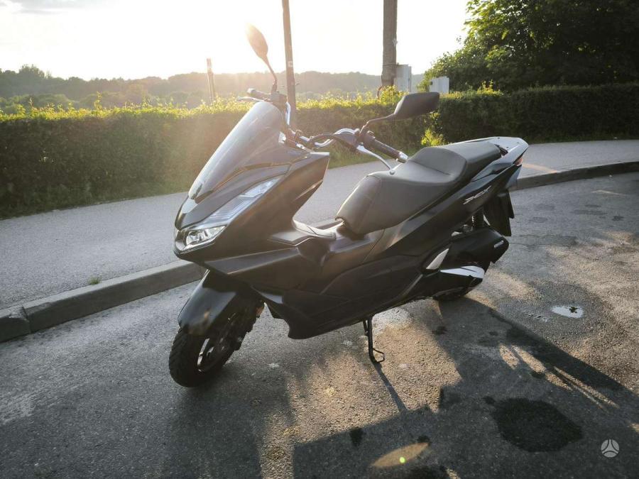Melns Honda PCX 2023 Kauņa, ar dzinēja tilpumu 0.13 L un nobraukumu 5 tūkst. km par 2350 €, foto 1 vietnē AUTOMOTO.COM.LV