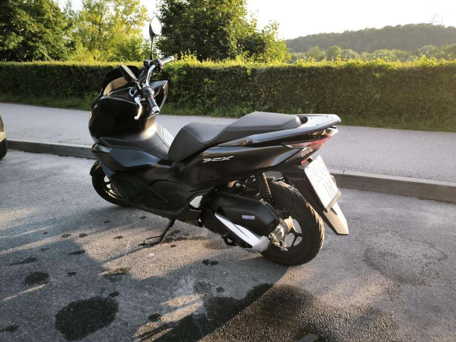 Melns Honda PCX 2023 Kauņa, ar dzinēja tilpumu 0.13 L un nobraukumu 5 tūkst. km par 2350 €, foto 4 vietnē AUTOMOTO.COM.LV